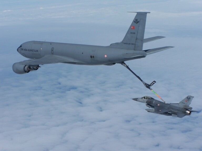 Modernize edilen ilk KC-135R Blok 45 tanker uçağı teslim alındı ...