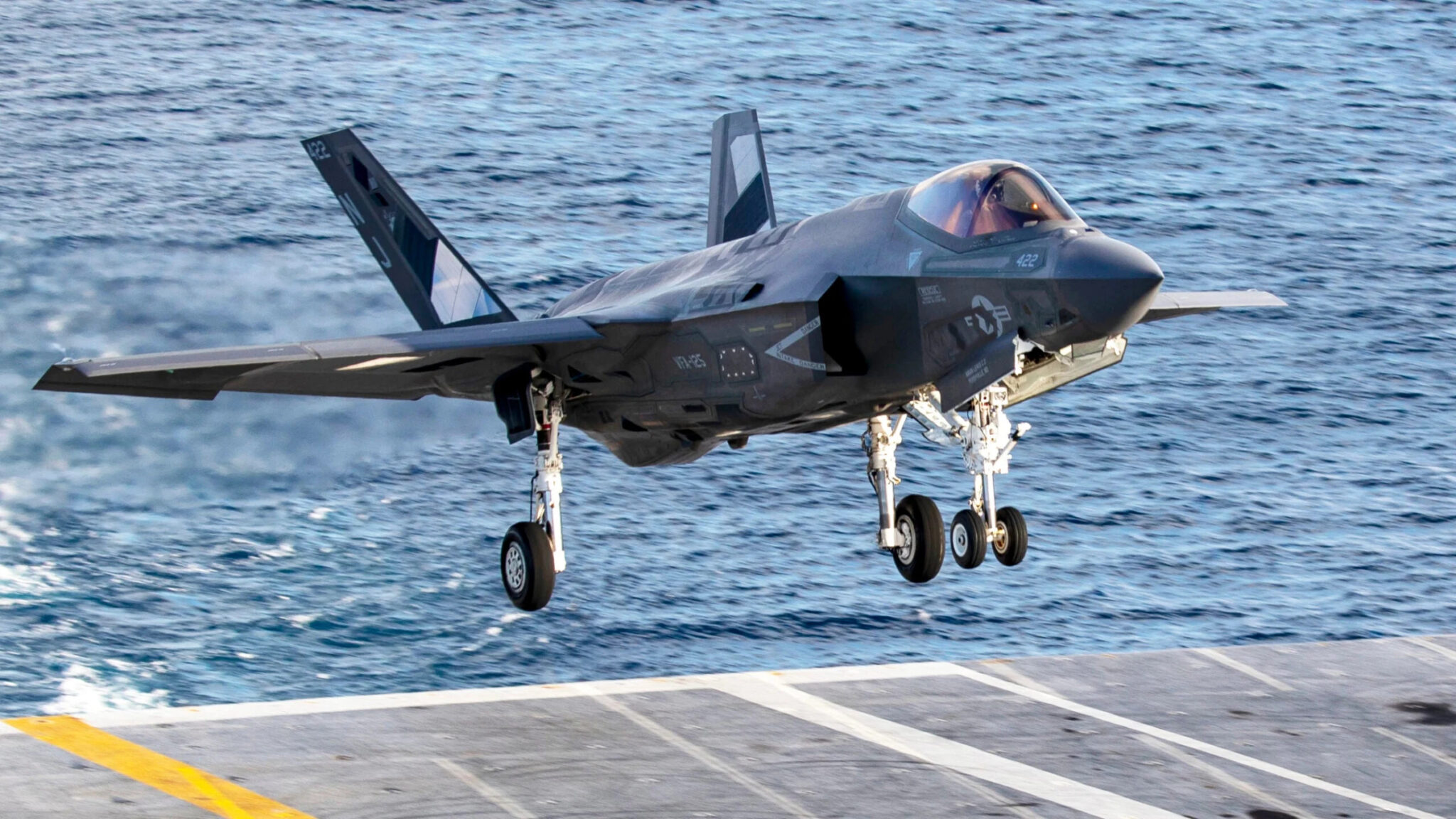 Ayna benzeri kaplamalı F-35C savaş uçağı uçak gemisinde | DefenceTurk