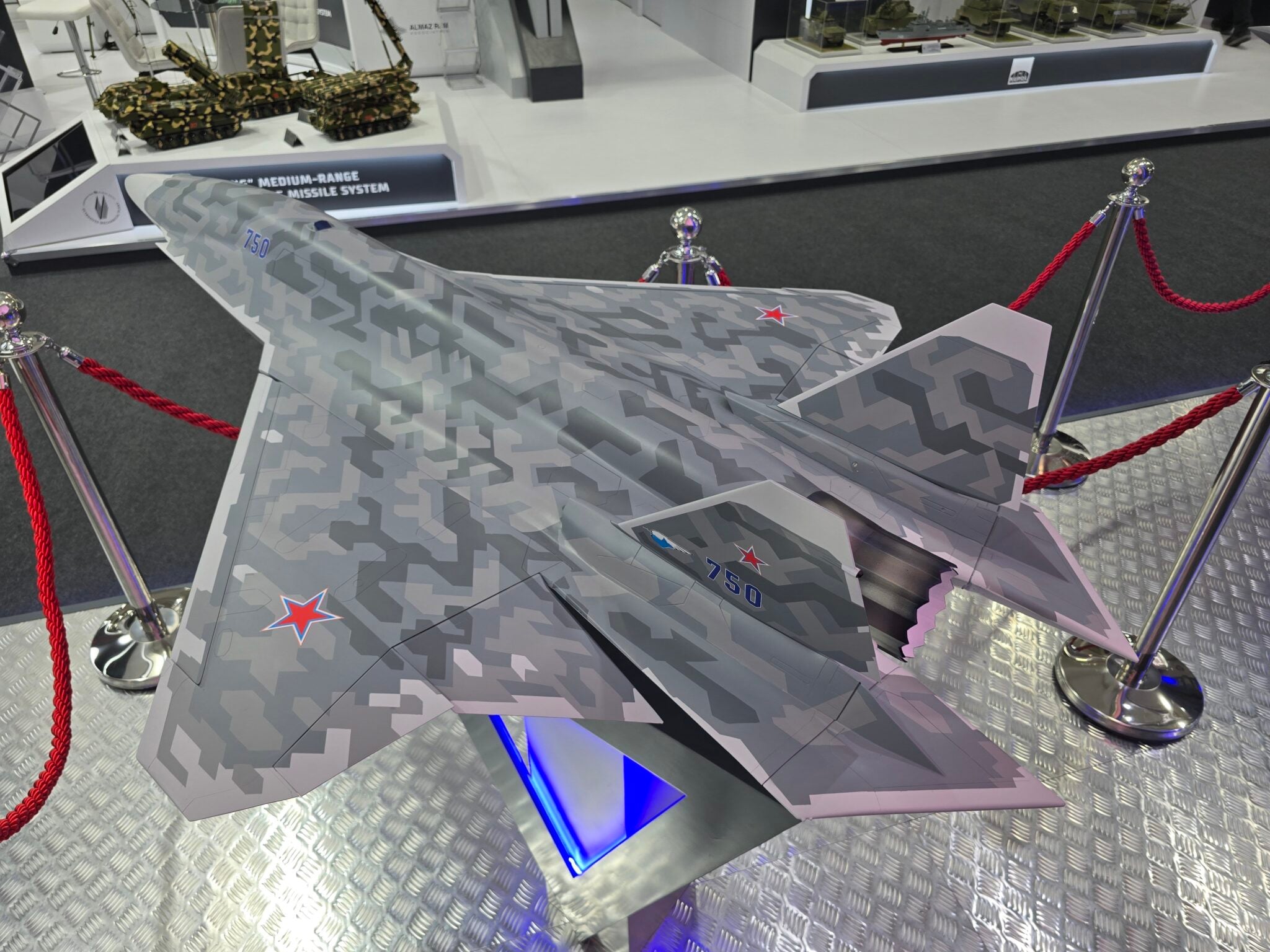 Rusya Su-75 Checkmate savaş uçağının insansız modelini tanıttı ...